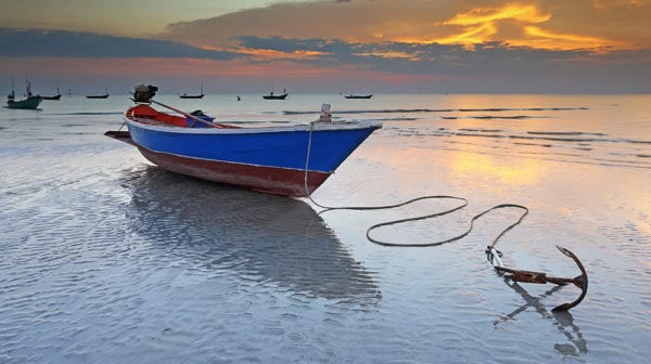 How To Anchor A Boat (And Avoid These Common Anchoring Mistakes)