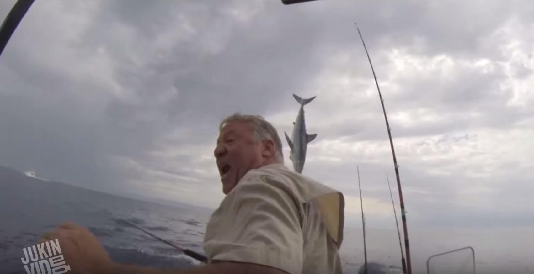 This Is Why You NEVER Want To Hook A Mako Shark Next To Your Boat!